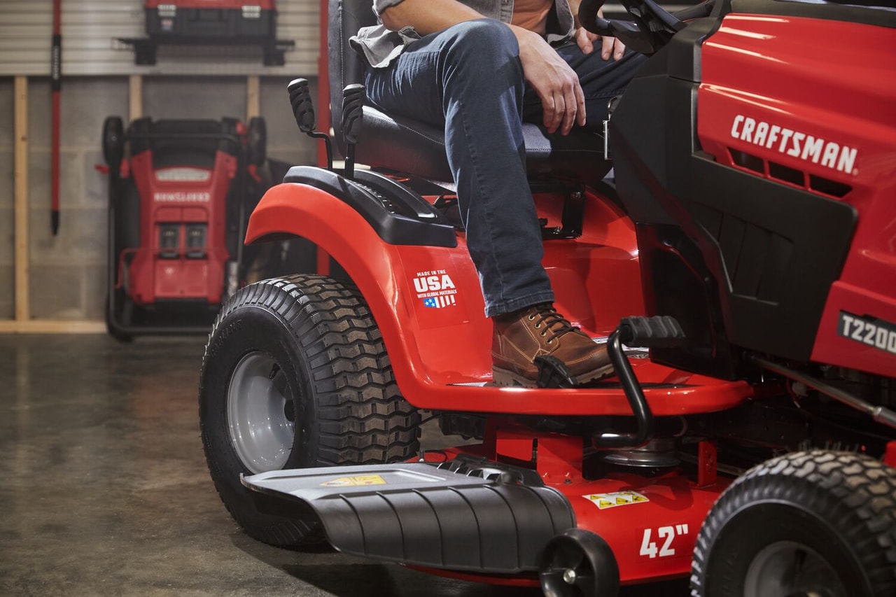 CRAFTSMAN 42-inch 20 Hp* V-twin Hydrostatic TURN TIGHT™ Gas Riding Lawn ...